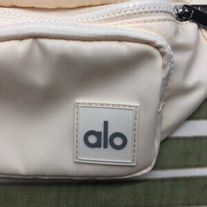 ALO Yoga | Bags | Alo Yoga Explorer Fanny Pack Adjustable Waistshoulder ...